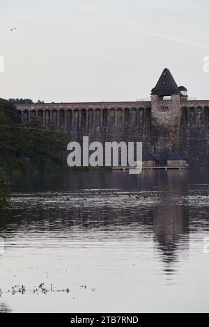 Blick auf die Sperrmauer vom Ausgleichsweiher, Möhnesee Günne, Kreis ...