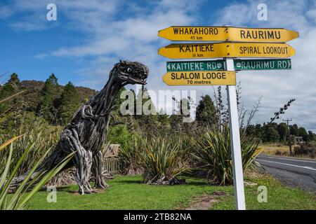 The 'Raurimu Rex' sculpture on the roadside at Raurimu, North Island ...