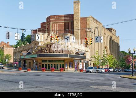 Street view of RKO Palace theater, Broadway, Midtown Manhattan, New ...