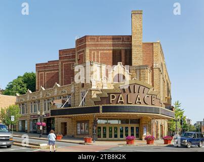 Street view of RKO Palace theater, Broadway, Midtown Manhattan, New ...
