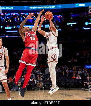 Illinois' Terrence Shannon Jr. (0) shoots between Florida Atlantic's ...
