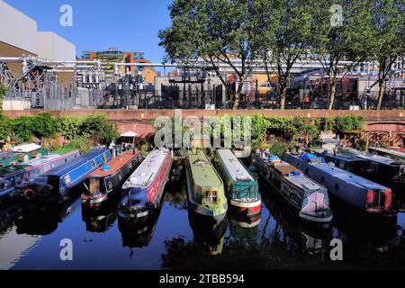 Colourful long boats with reflections moored in Regent’s Canal Lisson ...
