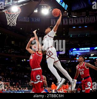 Illinois' Terrence Shannon Jr. goes up for a dunk during the first half ...