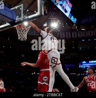 Illinois' Terrence Shannon Jr. goes up for a dunk during the first half ...