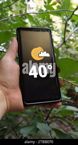 Heat wave weather alert sign on a WIndows 10 taskbar during the 2022 ...