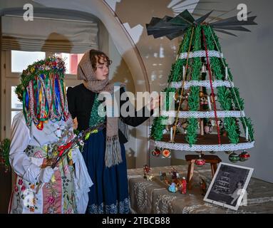 The Sorbian-Wendish "Christkind" (L), also called "Bescherkind", and ...