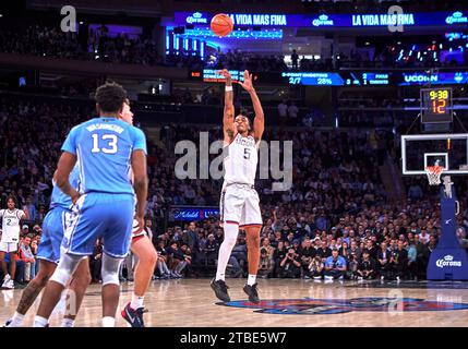 Connecticut guard Stephon Castle (5) in action during the first half of ...