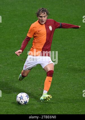 ISTANBUL - (l-r) Hamza Akman of Galatasaray U19, Jayce Fitzgerald of ...