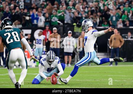 Dallas Cowboys place kicker Brandon Aubrey (17) kicks a game-tying ...