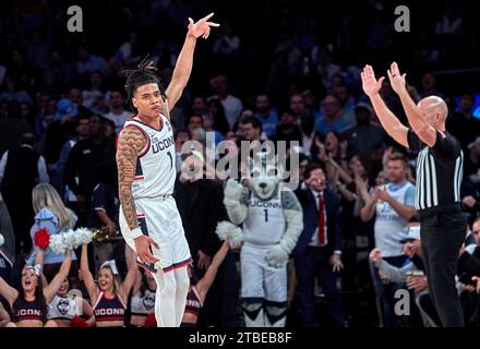 Connecticut Huskies guard Solomon Ball (1) shoots against North ...