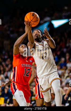 Auburn guard Denver Jones (2) shoots a three-pointer over LSU guard ...