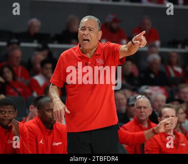 Houston head coach Kelvin Sampson looks on during the first half of an ...