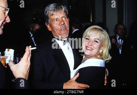 Peter Striebeck, deutscher Schauspieler, mit Schauspielerkollegin ...