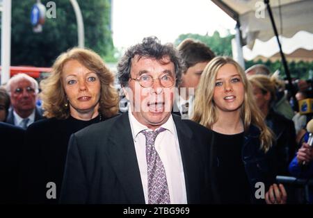 Literaturkritiker Hellmuth Karasek und Armgard Seegers-Karasek posieren ...