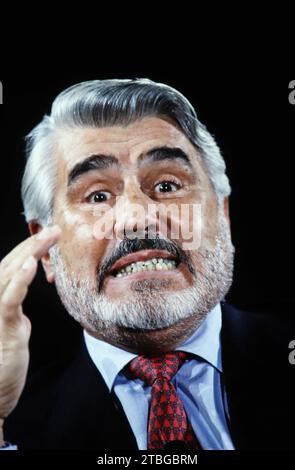 Mario Adorf, deutscher Schauspieler, Portrait, circa 1985 Stock Photo ...