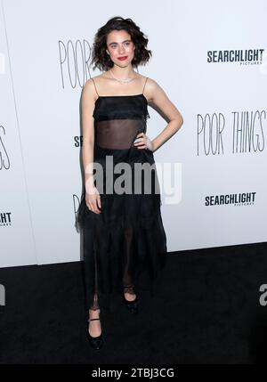 POOR THINGS (2023) MARGARET QUALLEY WILLEM DAFOE RAMY YOUSSEF YORGOS LANTHIMOS (DIR) SEARCHLIGHT ...