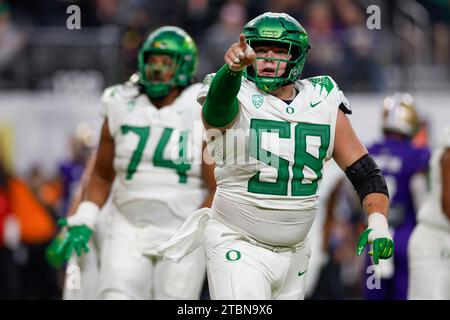 Oregon offensive lineman Jackson Powers-Johnson (58) blocks during an NCAA college football game ...