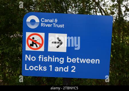 Northampton canal pictures lock gates swan swans white water sign signs ...