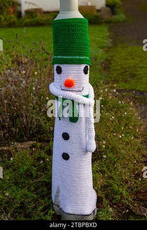 Poole, Dorset, UK. 8th December, 2023. A knitted crocheted postbox ...