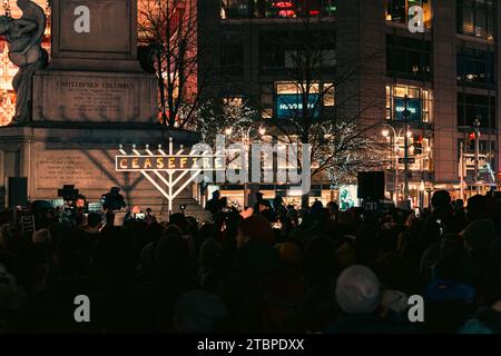 Manhattan, USA. 07th Dec, 2023. Several hundred Jews and nearly a dozen ...