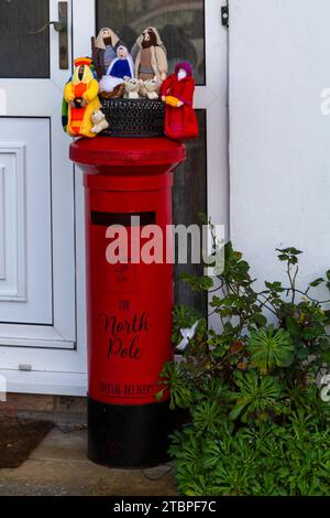 Poole, Dorset, UK. 8th December, 2023. A knitted crocheted postbox ...