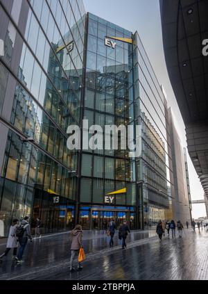 London, UK. 8th Dec 2018. Olly Murs at Capital’s Jingle Bell Ball with ...