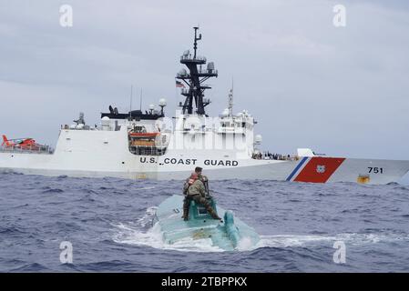 U.S. Coast Guard Cutter Waesche in the navigates the Gulf of Mexico ...
