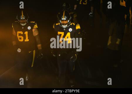 Pittsburgh Steelers guard Spencer Anderson (74) leaves the field after ...