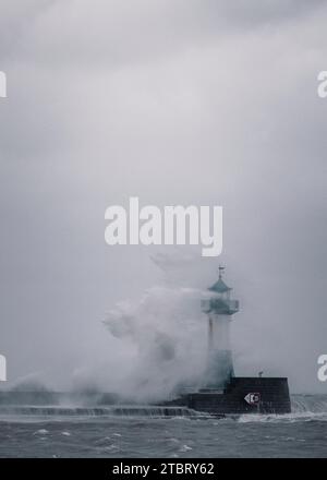Storm surge with monster wave at the lighthouse in Sassnitz, Rügen ...