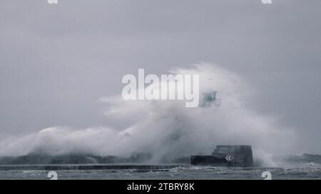 Storm surge with monster wave at the lighthouse in Sassnitz, Rügen ...