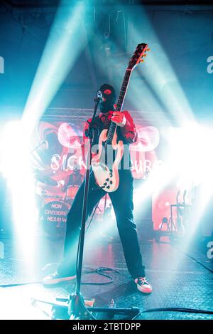 Gian Maria Accusani play the guitar and sing during Sick Tamburo - "Non ...