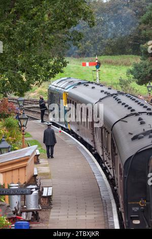 Preserved class 35 'Hymek 'diesel hydraulic locomotive D7076 passing ...
