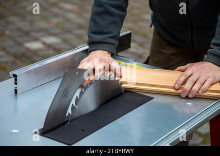 Ein Brett mit einer Kreissäge in zwei Hälften teilen Stock Photo - Alamy