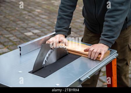 Ein Brett mit einer Kreissäge in zwei Hälften teilen Stock Photo - Alamy