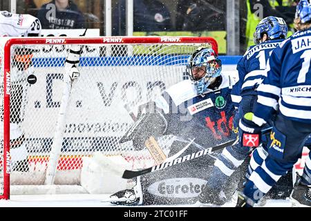 Maciej Rutkowski (Iserlohn Roosters, #12) versucht nach innen zu ziehen ...