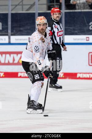 Ryan OConnor (Grizzlys Wolfsburg, #6) verteidigt gegen Maximilian ...