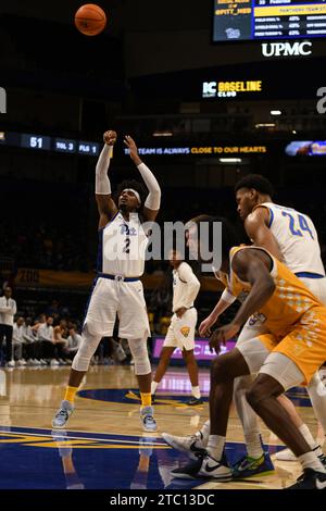 Pittsburgh forward Blake Hinson (2) shoots over Notre Dame guard Logan ...