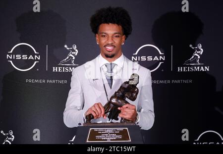 Washington quarterback Michael Penix Jr. (9) looks to pass against ...