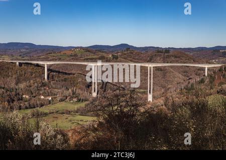 Vue panoramique sur le viaduc de l'autoroute A89 Stock Photo - Alamy