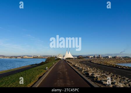 Brisk walk along Cardiff bay trail Stock Photo - Alamy