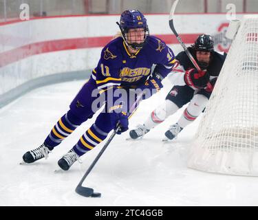 Columbus, Ohio, USA. 10th Dec, 2023. Ohio State Buckeyes goaltender ...