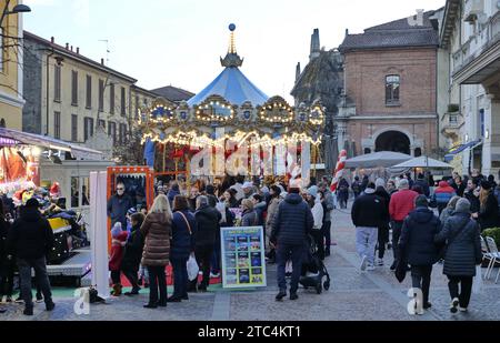 Monza, . 10th Dec, 2023. The city center lights up with splendid lights ...