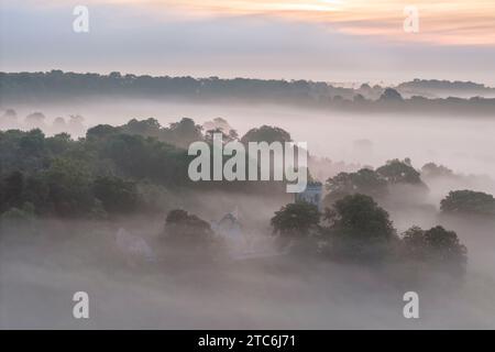 Wimpole Hall on a misty autumn morning, Cambridgeshire, England. Autumn ...