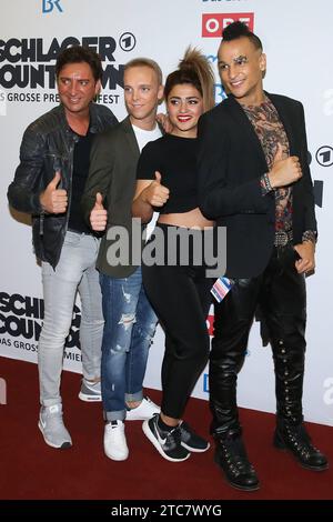 Saenger Sandro Malinowski Sohn von Saenger Freddy Maerz verteilt Rosen ...