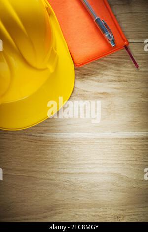 Vintage hard hat notepad pen on wooden board Stock Photo - Alamy