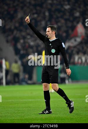 Referee Benjamin Brand shows yellow card, yellow, caution, Allianz ...