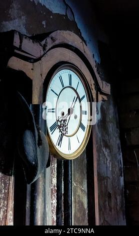 An antique clock placed on a wooden table Stock Photo - Alamy