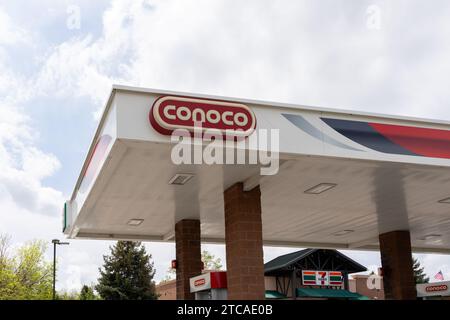 A Conoco Gas station with a 7-Eleven convenience store in Denver ...