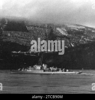 West German frigate Braunschweig (F225) prepares to tow HMS Aurora (F10 ...