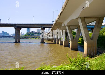 The Gangbyeon Expressway elegantly floats over the edge of the Han ...